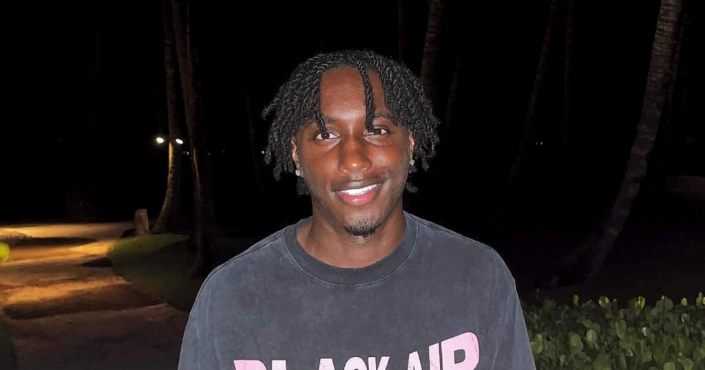 Jogador de futebol da Universidade DePaul Chase Chase Chase Ragall para ...